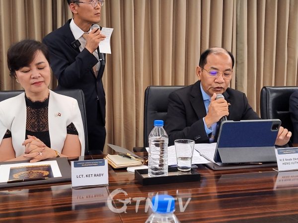 최충웅 교수. 한·캄 회담 기념, 한국 국립공원 개발사업의 상징으로 ‘경복궁 향원정 설경’ 전달